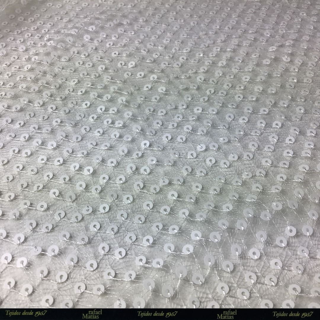Tela Malla Blanca con Lentejuelas al Tono – Telas y Moda